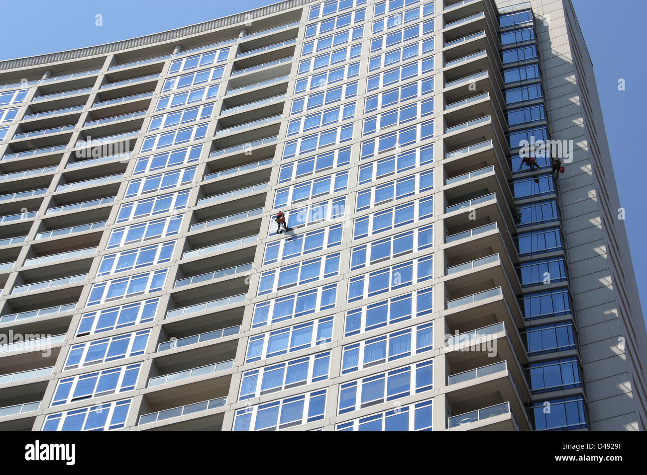 Window washers cleaning windows on skyscraper, Chicago Stock Photo - Alamy