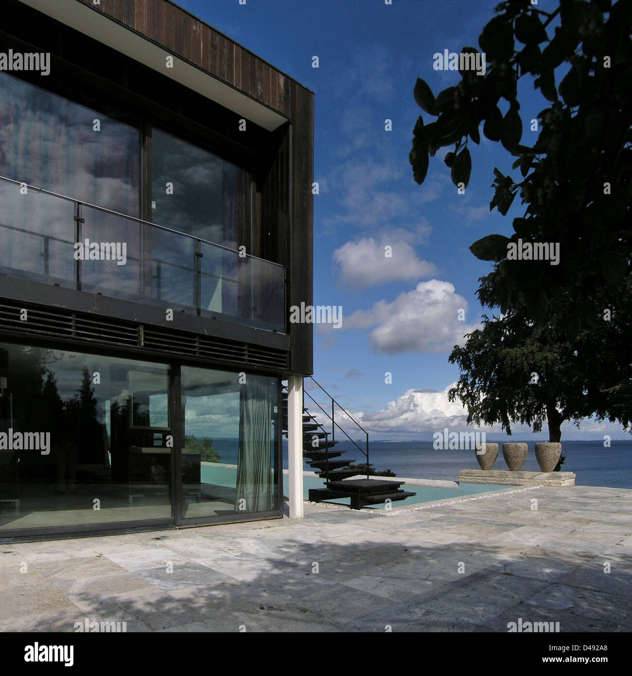 Arne Jacobsen's design for the Skodsborg Strandvej 300 villa, built ...