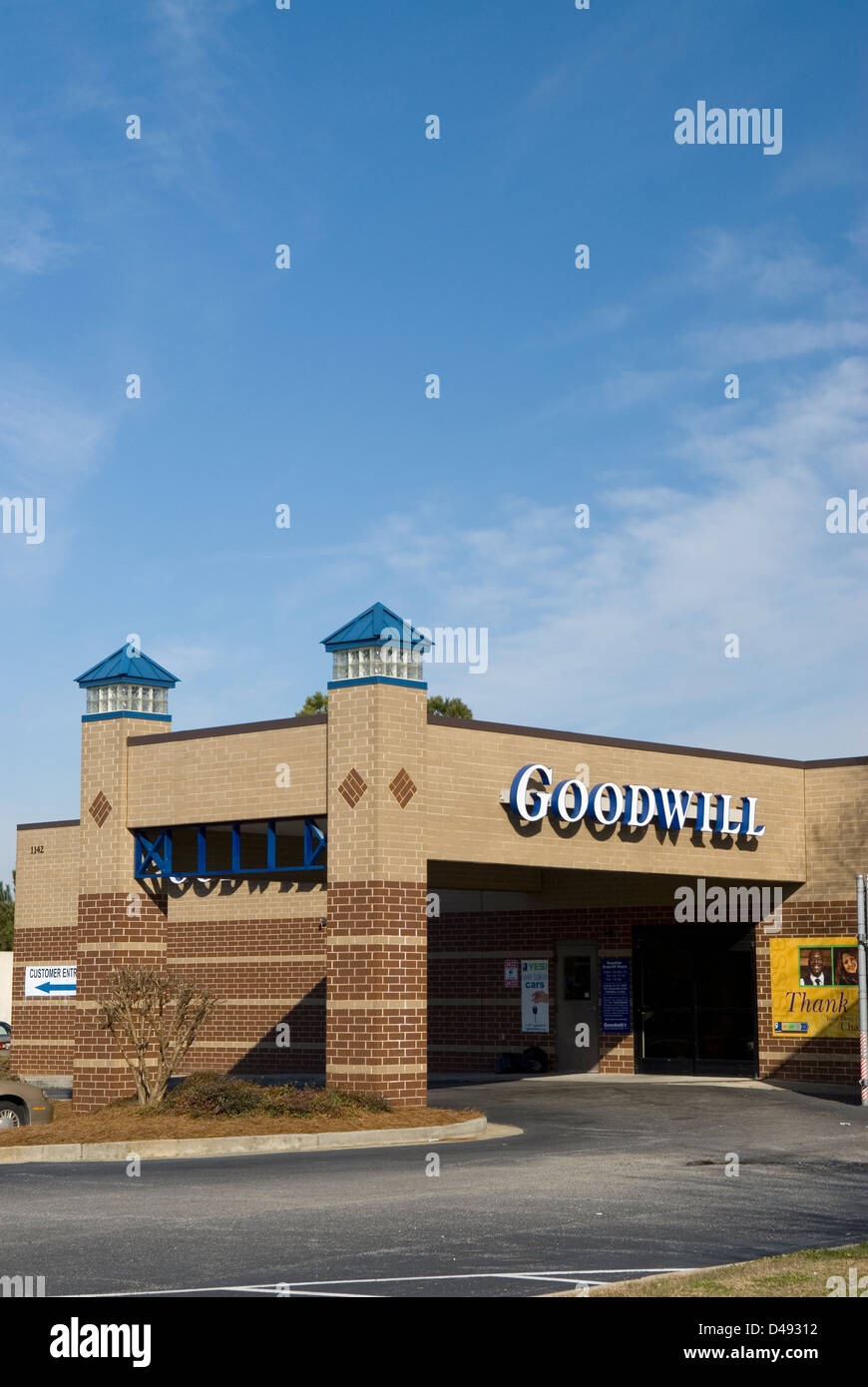 Goodwill store and donation center hi-res stock photography and images ...