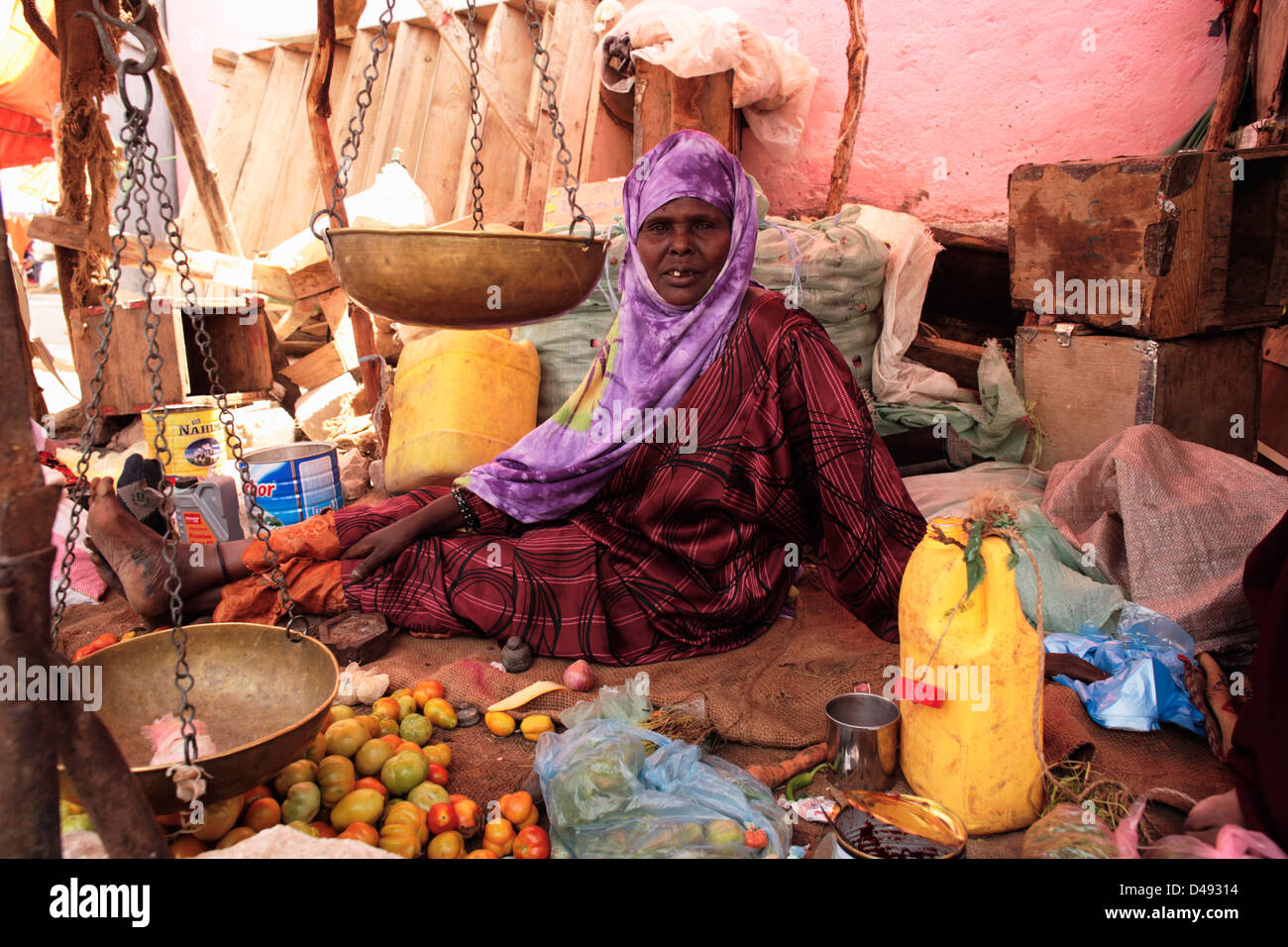 Somali woman selling vegetables at Hargeisa Market Stock Photo - Alamy