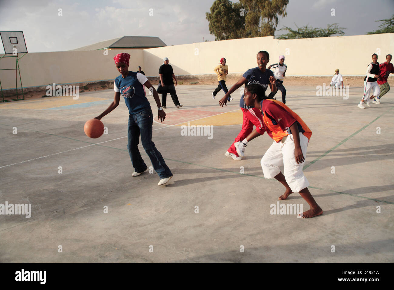 Somali girls playing basketball hi-res stock photography and images - Alamy