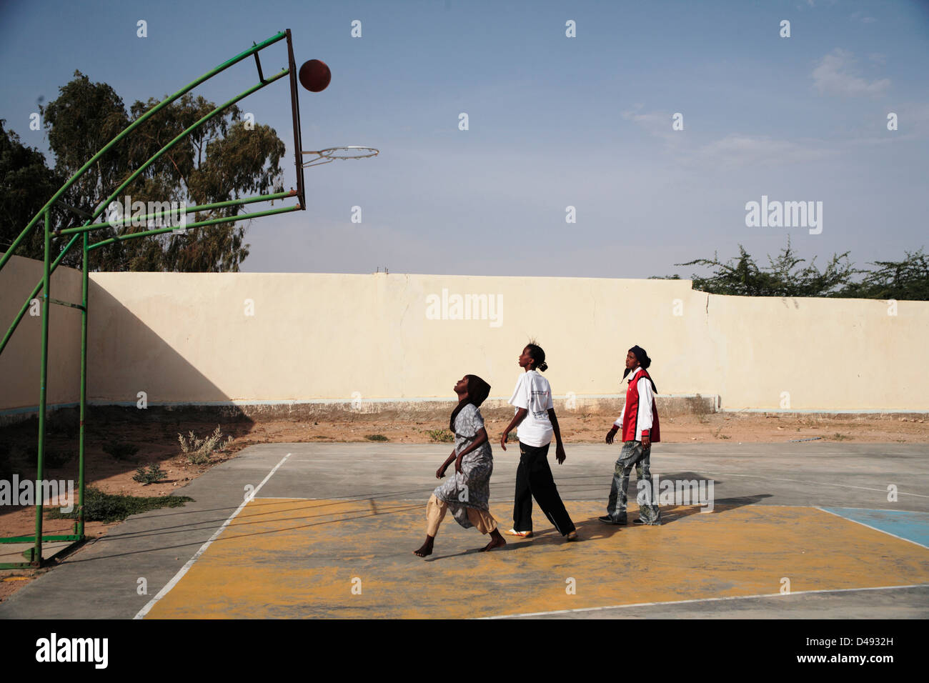 Somali girls playing basketball hi-res stock photography and images - Alamy