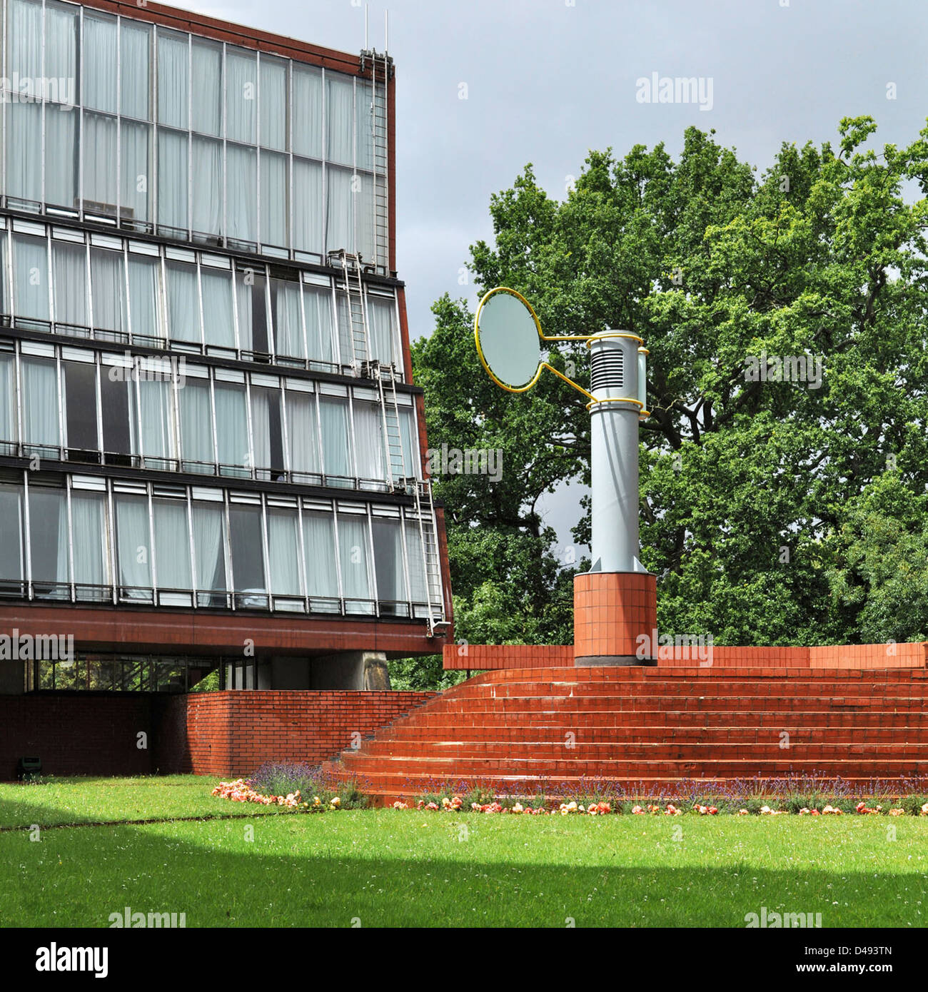 The Florey Building, designed by James Stirling for Queen's College ...