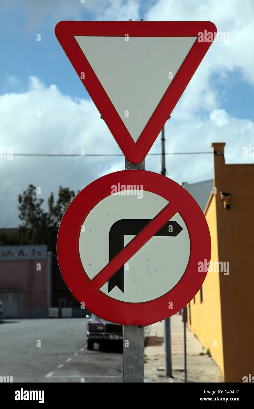 Yield sign hi-res stock photography and images - Alamy