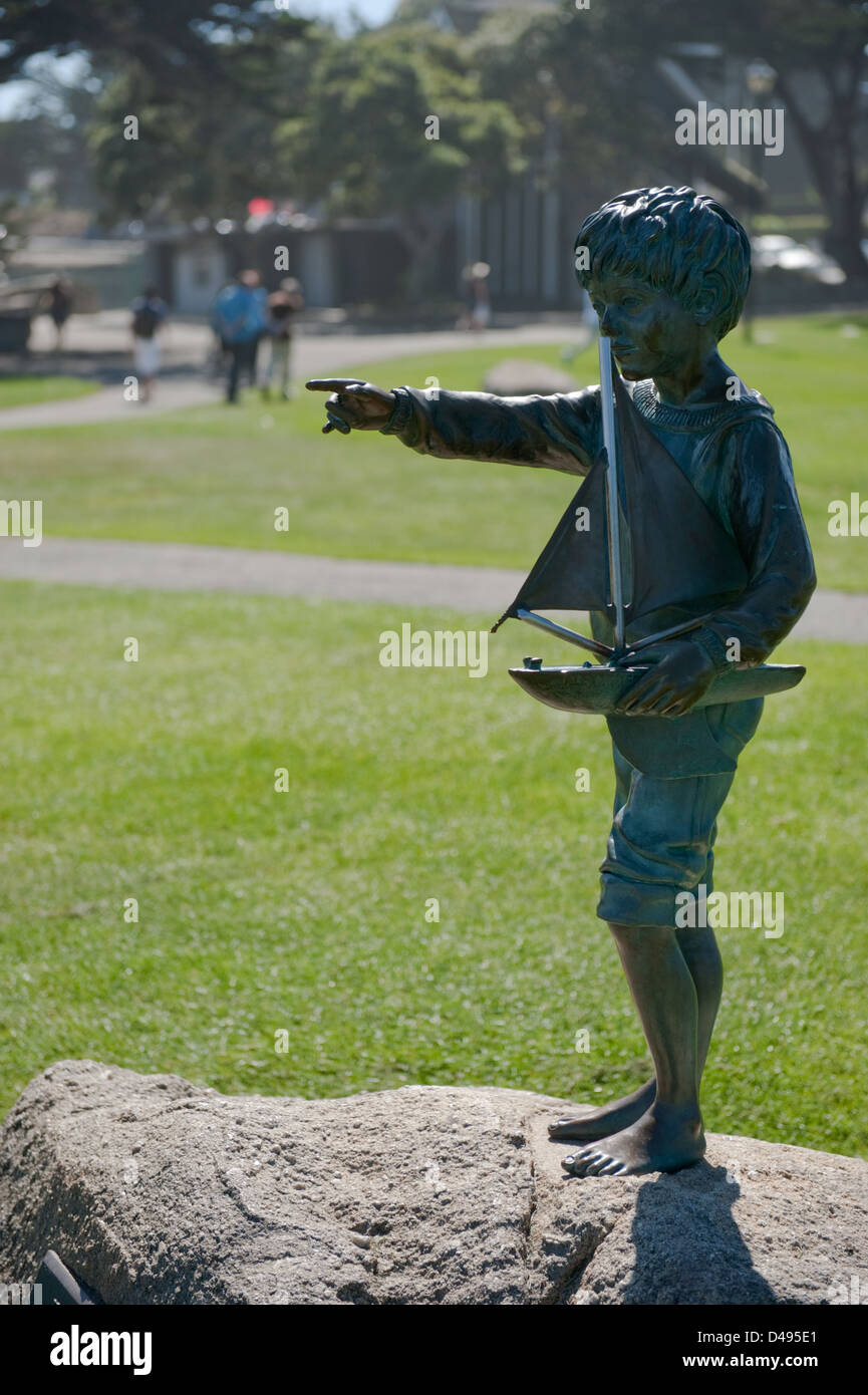 Statue of a boy hi-res stock photography and images - Alamy