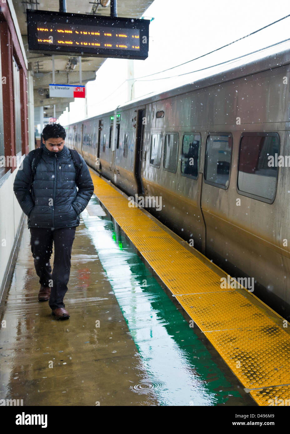 E train platform new york hi-res stock photography and images - Alamy