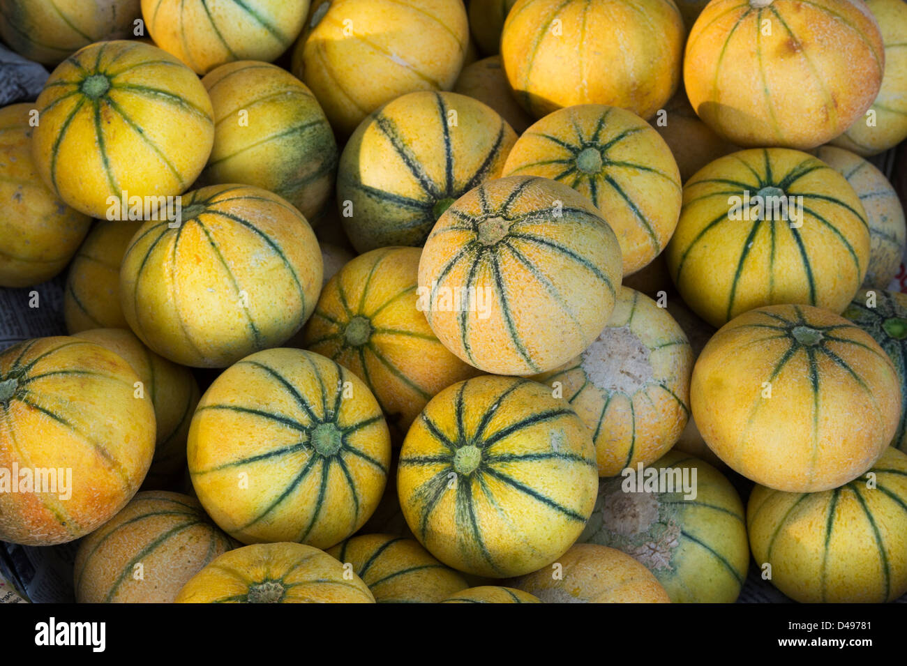 Roadside fruits selling india hi-res stock photography and images - Alamy