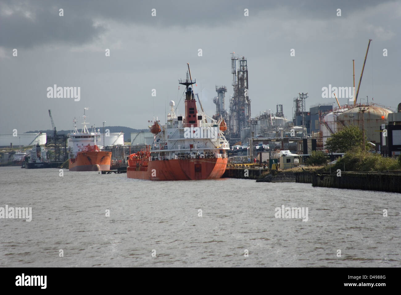 Manchester ship canal stanlow oil hi-res stock photography and images ...