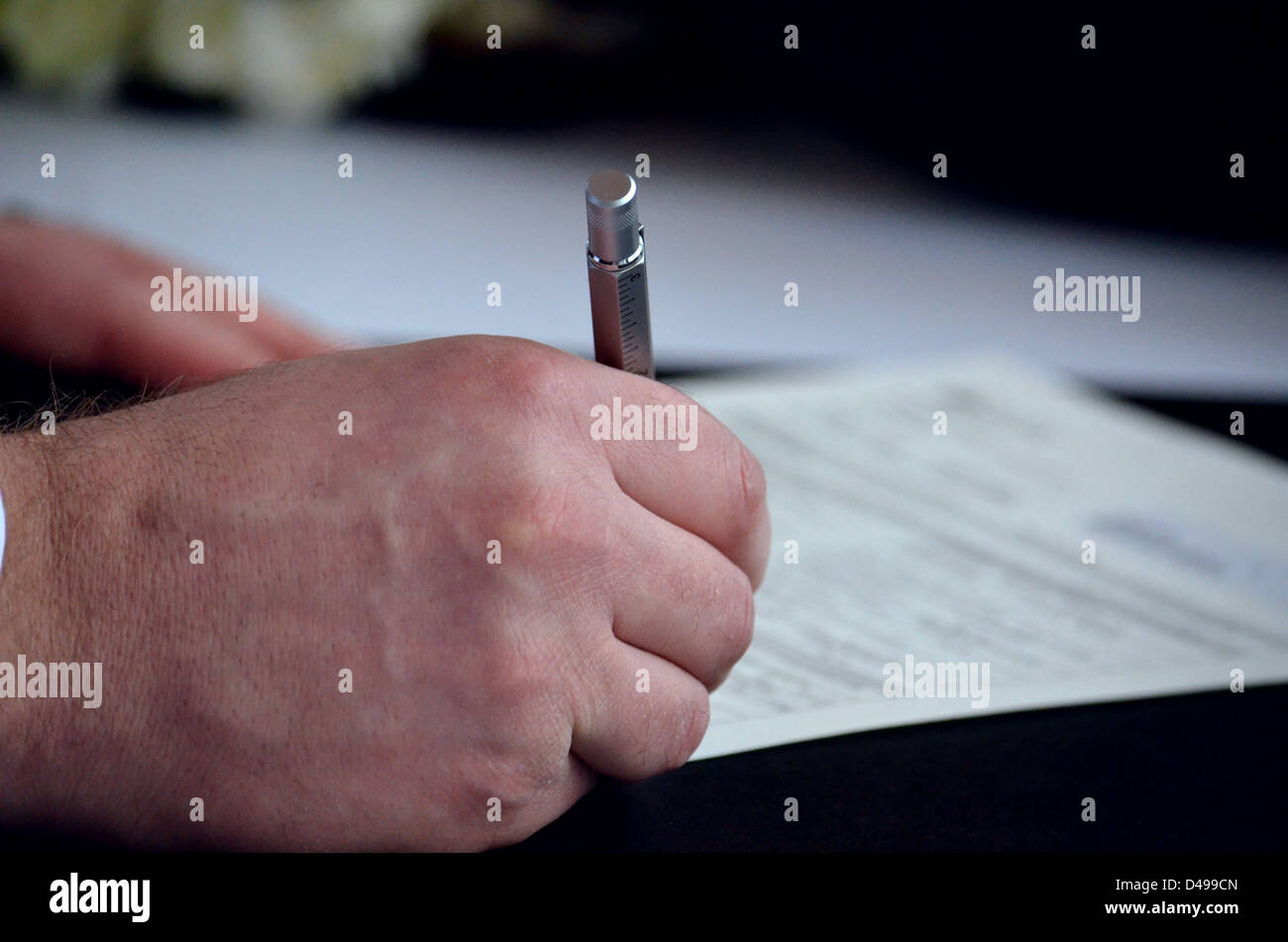 Sign the dotted line hi-res stock photography and images - Alamy