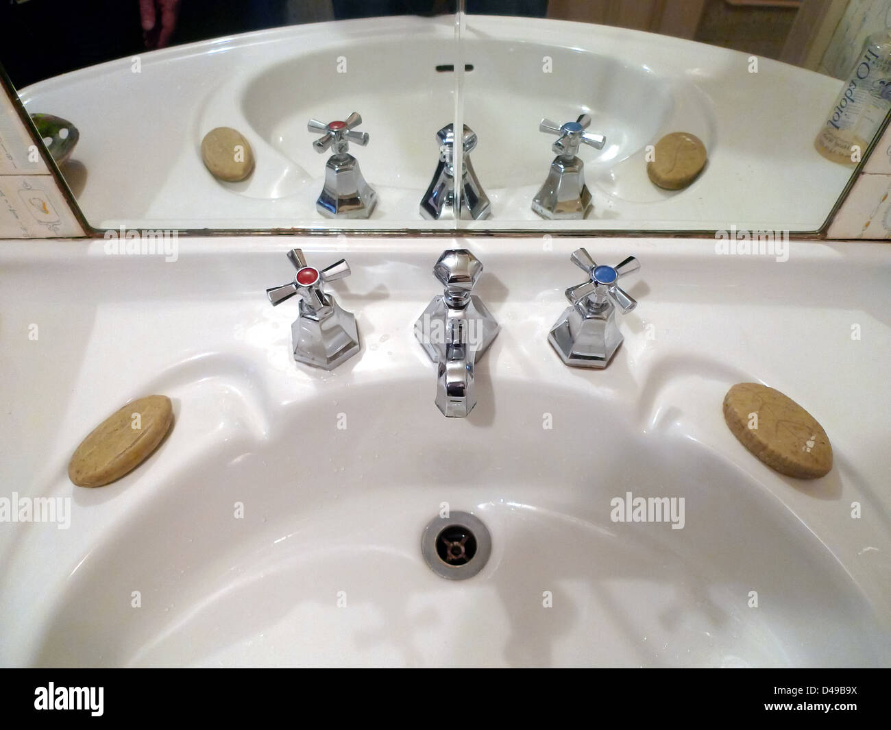 Old fashioned sink Stock Photo - Alamy
