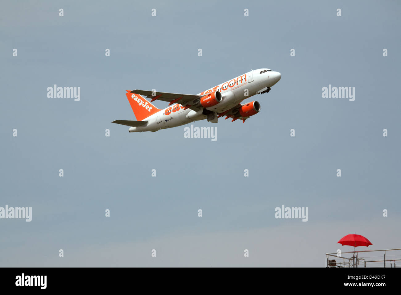 Easy jet plane taking off hi-res stock photography and images - Alamy