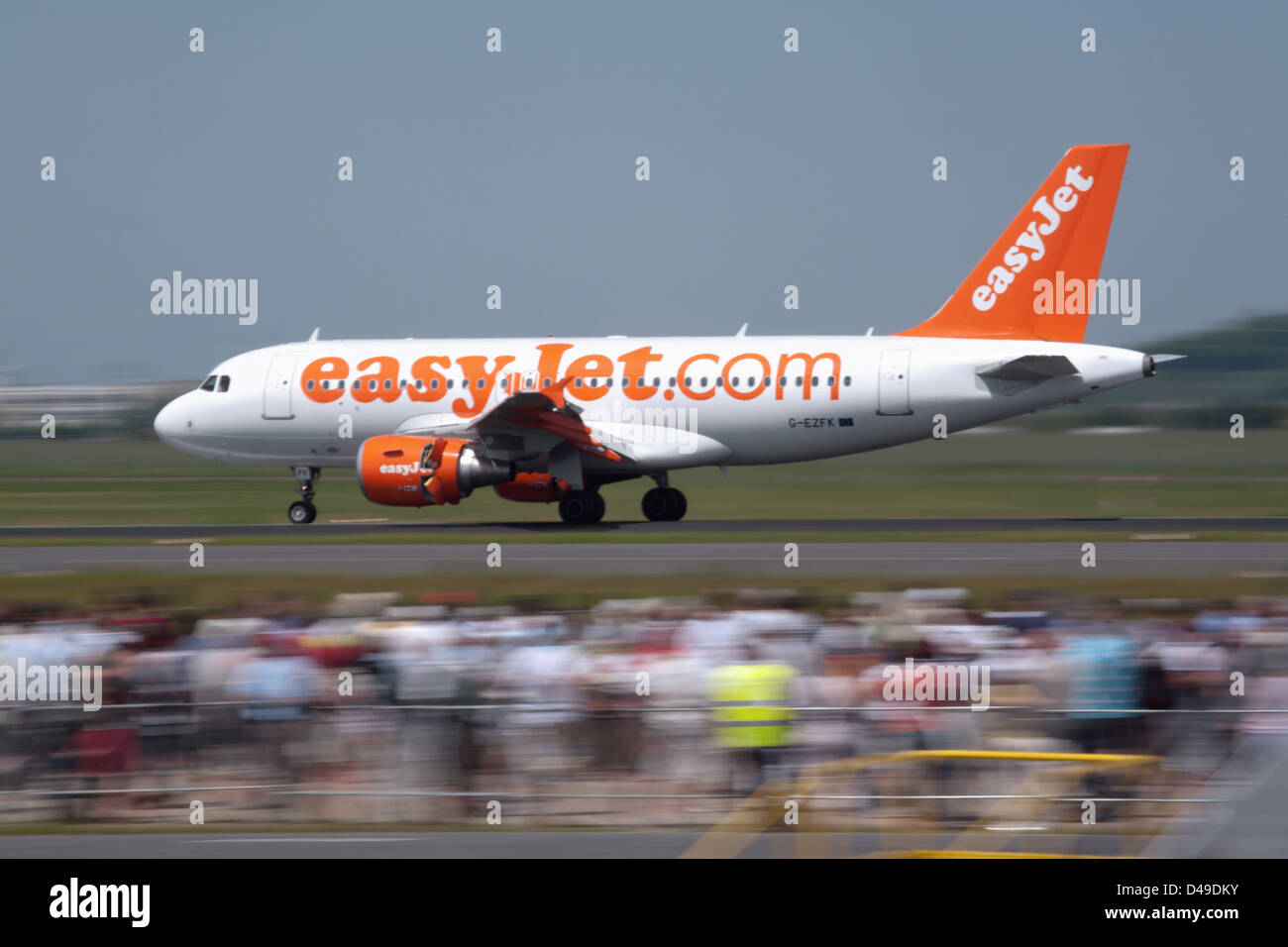 Easy jet plane taking off hi-res stock photography and images - Alamy