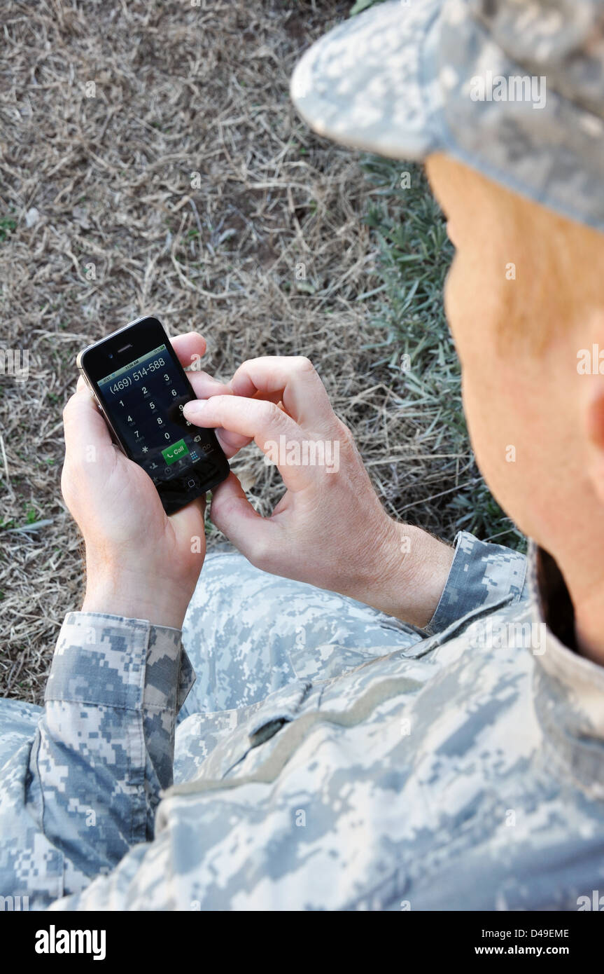 Us army soldier phone hi-res stock photography and images - Alamy