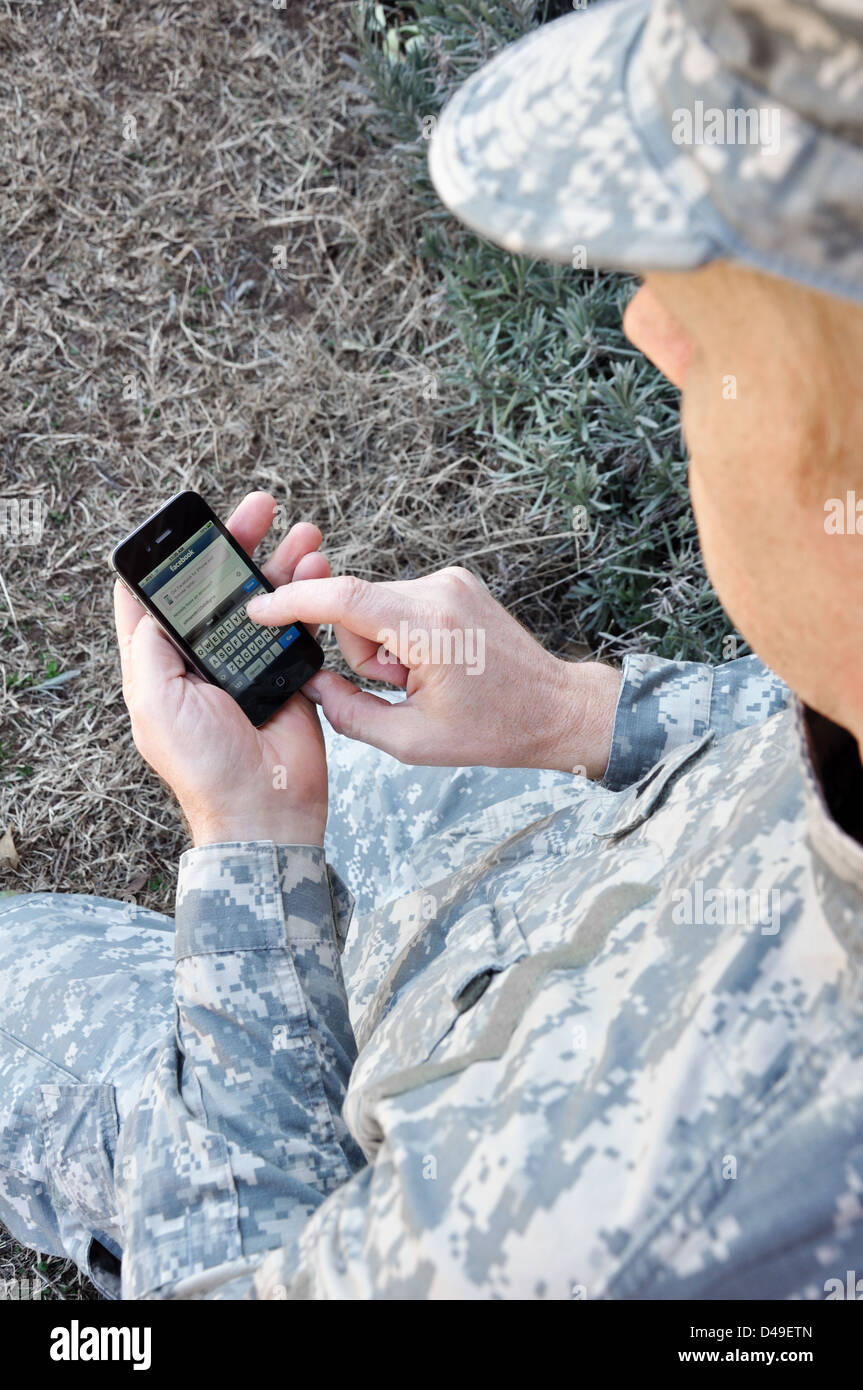 Army soldier and iphone hi-res stock photography and images - Alamy