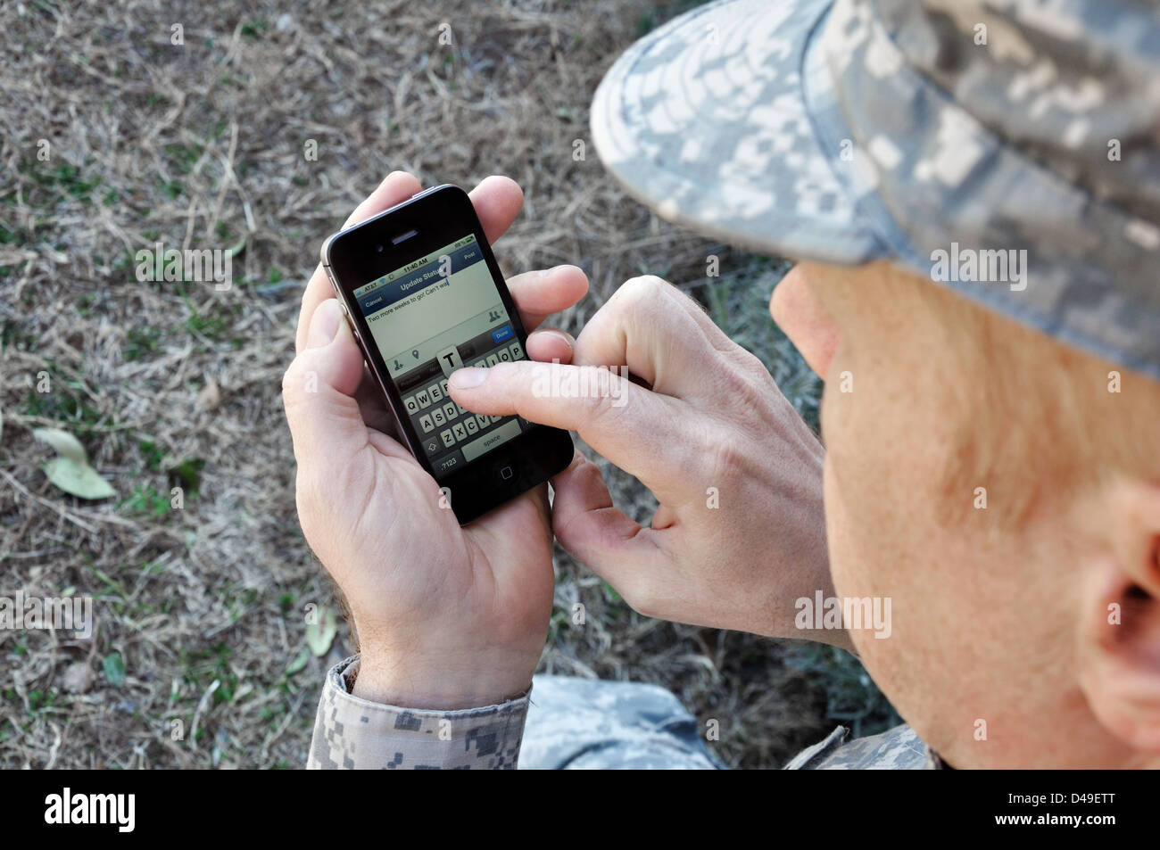 Soldier with phone hi-res stock photography and images - Alamy