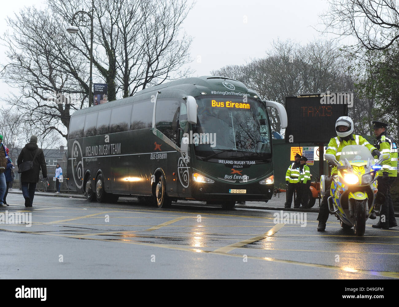 Bus arrives hi-res stock photography and images - Alamy