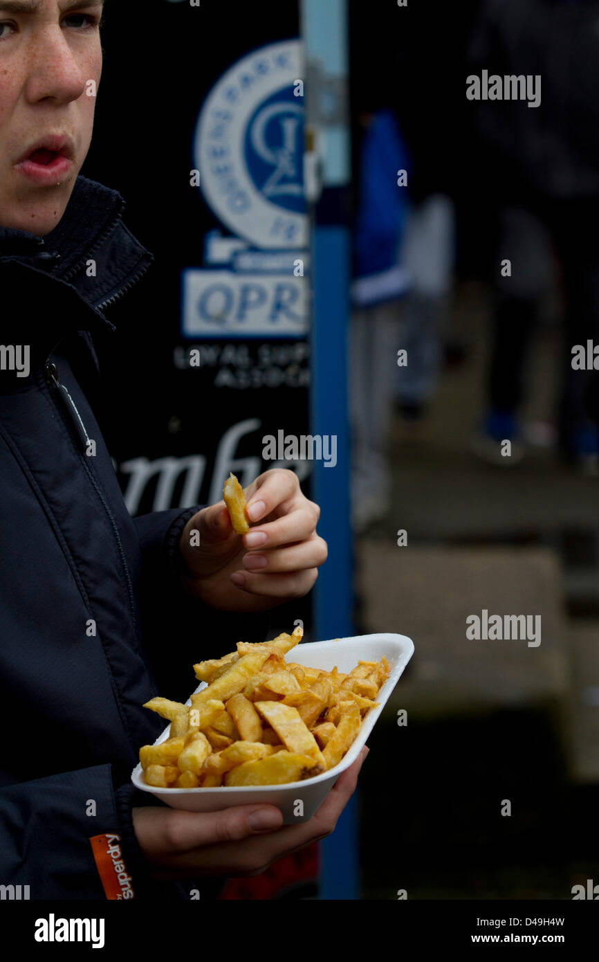 Football fans eating in stadium hi-res stock photography and images - Alamy