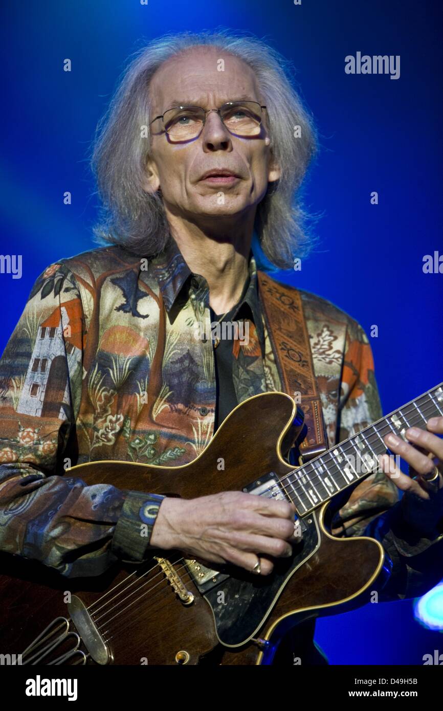 March 8, 2013 - Temecula, CA, USA - Guitarist STEVE HOWE performs with ...