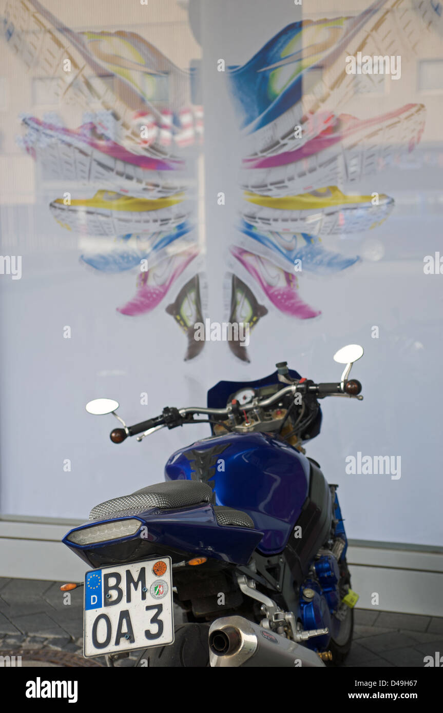 Frosted shop window hi-res stock photography and images - Alamy