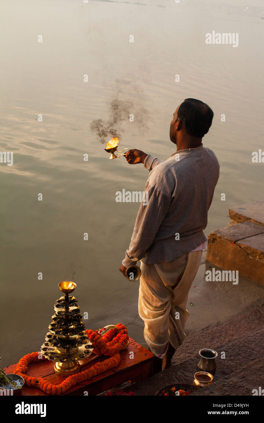 Hindu ritual ceremony at dawn on the Ganges River, Varanasi, Uttar ...