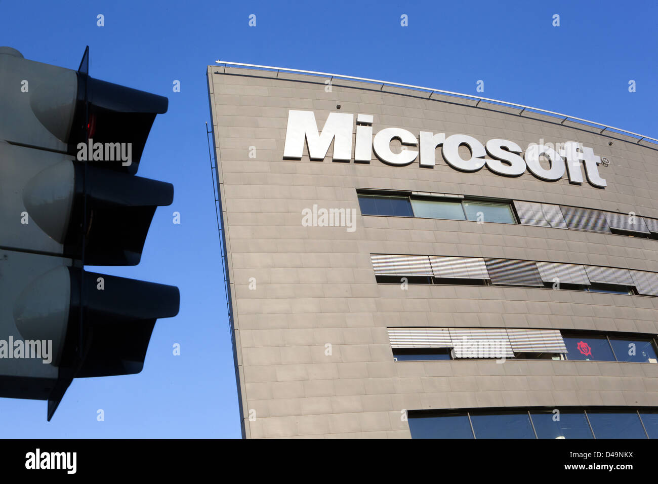 Microsoft headquarter building icon logo hi-res stock photography and ...