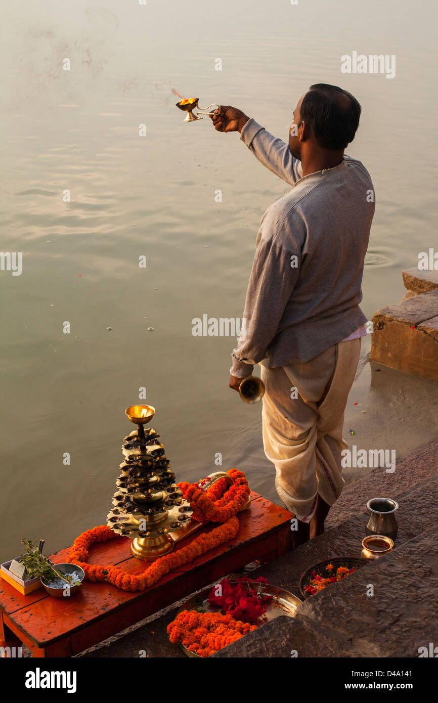 Hindu ritual ceremony at dawn on the Ganges River, Varanasi, Uttar ...