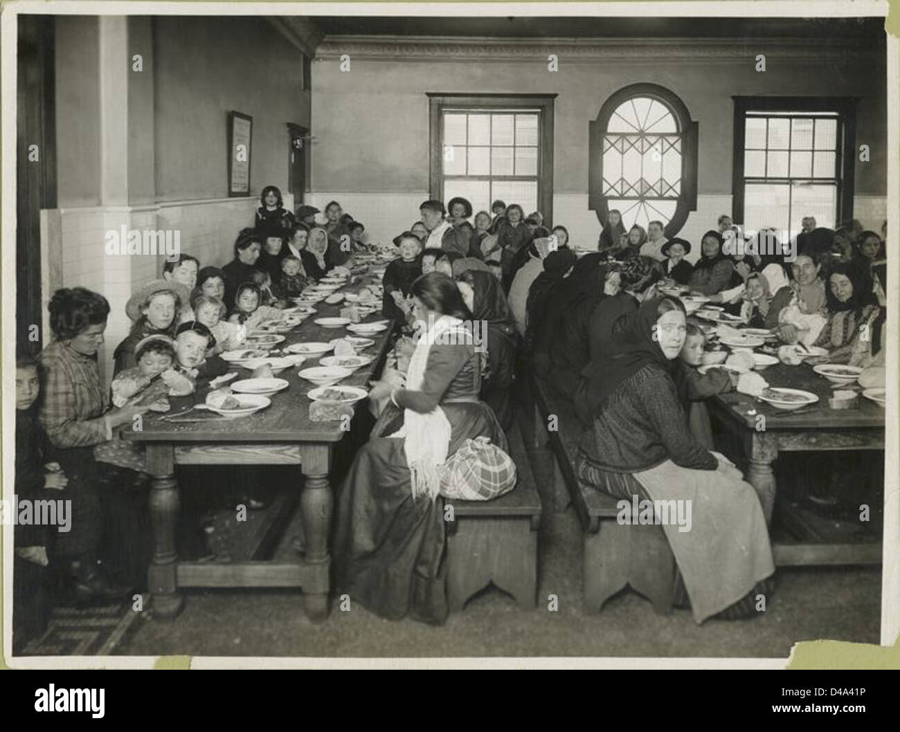 Immigrants ellis island 1900s hi-res stock photography and images - Alamy