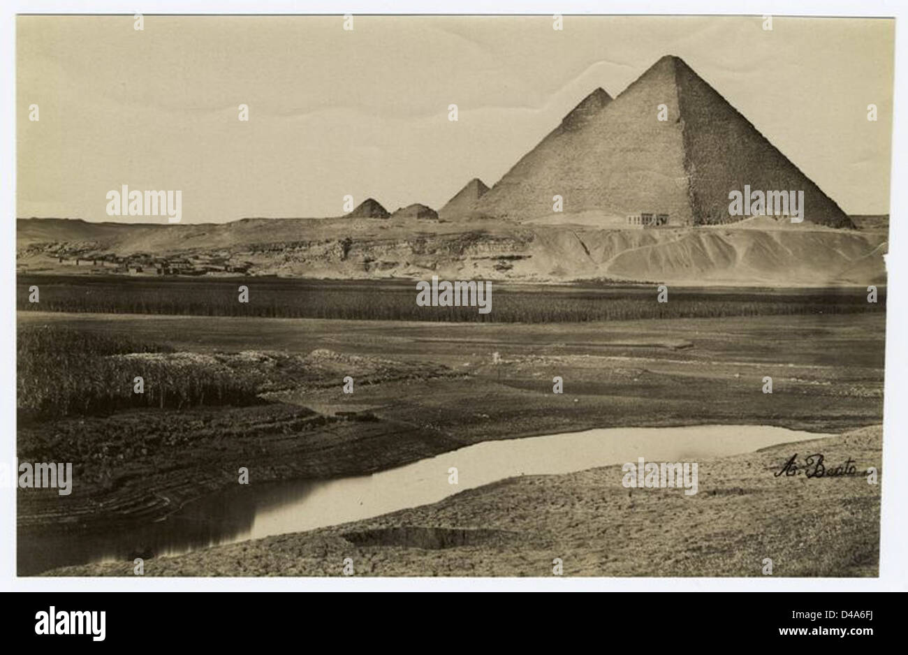 Nile river egypt pyramids hi-res stock photography and images - Alamy