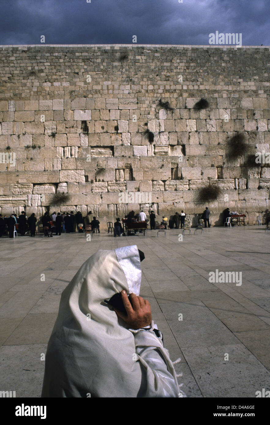 Orthodox jew mobile phone hi-res stock photography and images - Alamy
