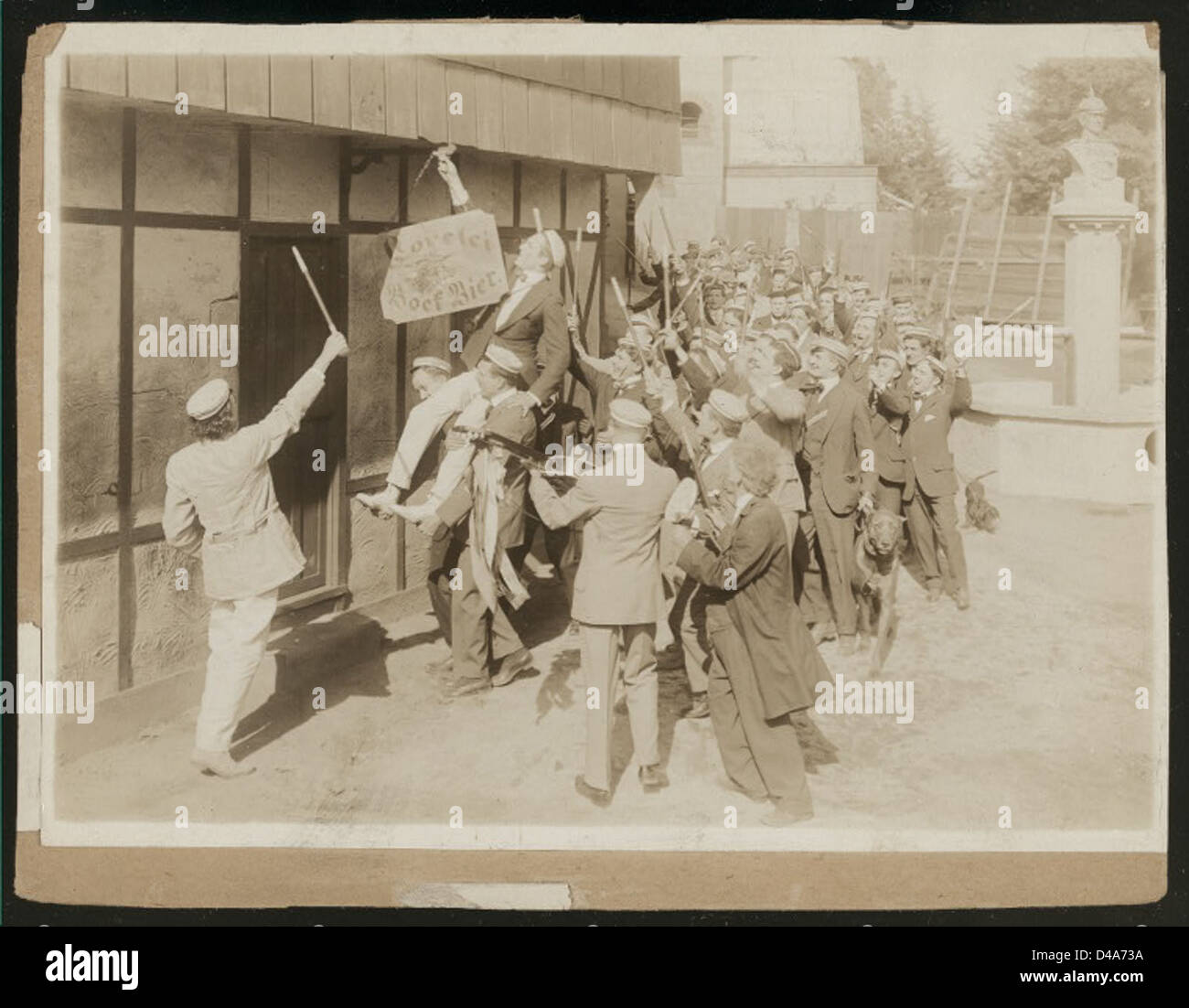 Monument sepia hi-res stock photography and images - Alamy