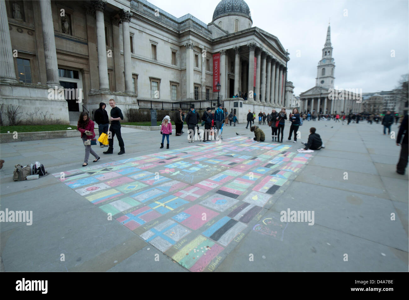 Artist drawing on the pavement of trafalgar square hi-res stock ...