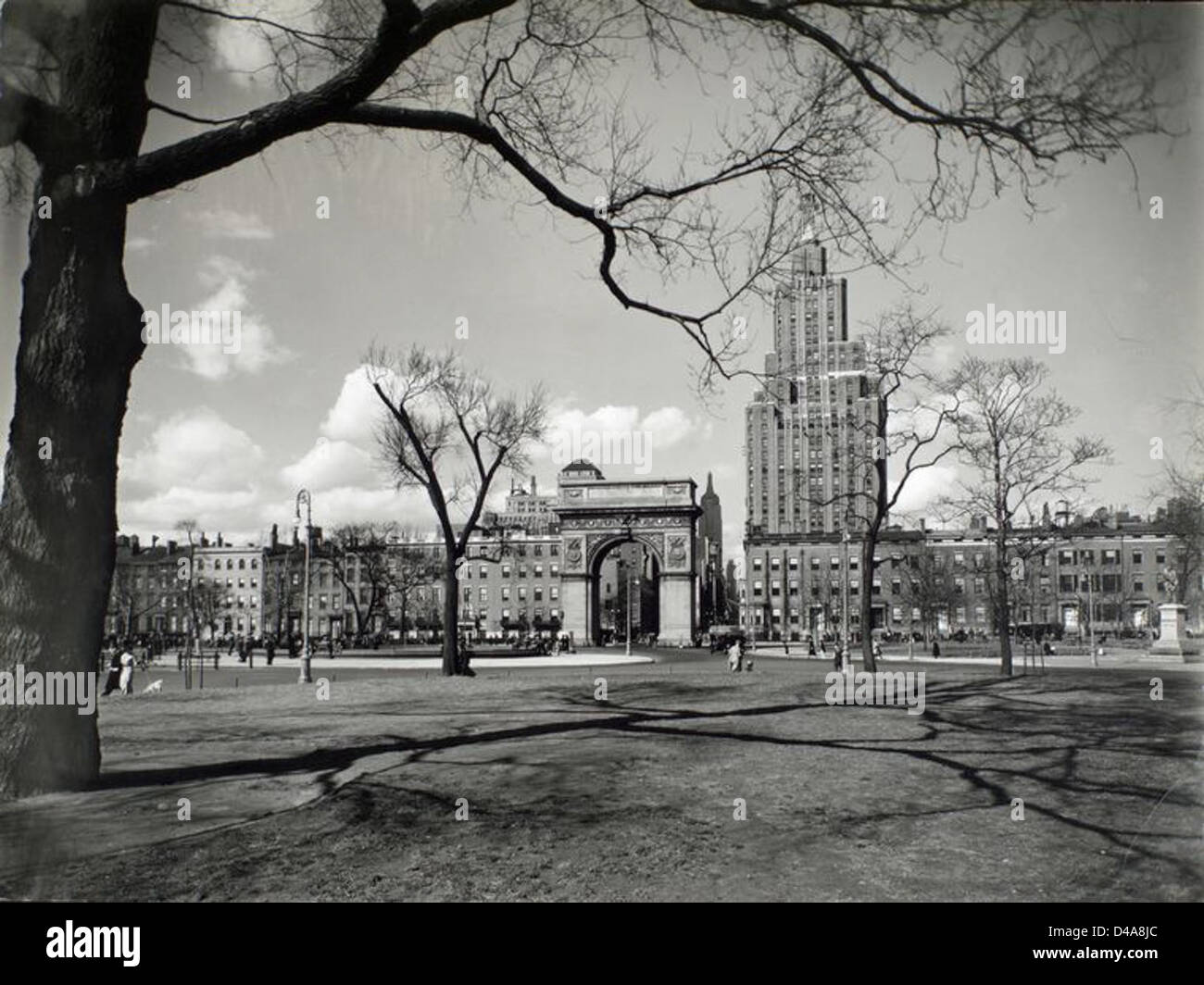 Washington square arch fifth avenue hi-res stock photography and images ...