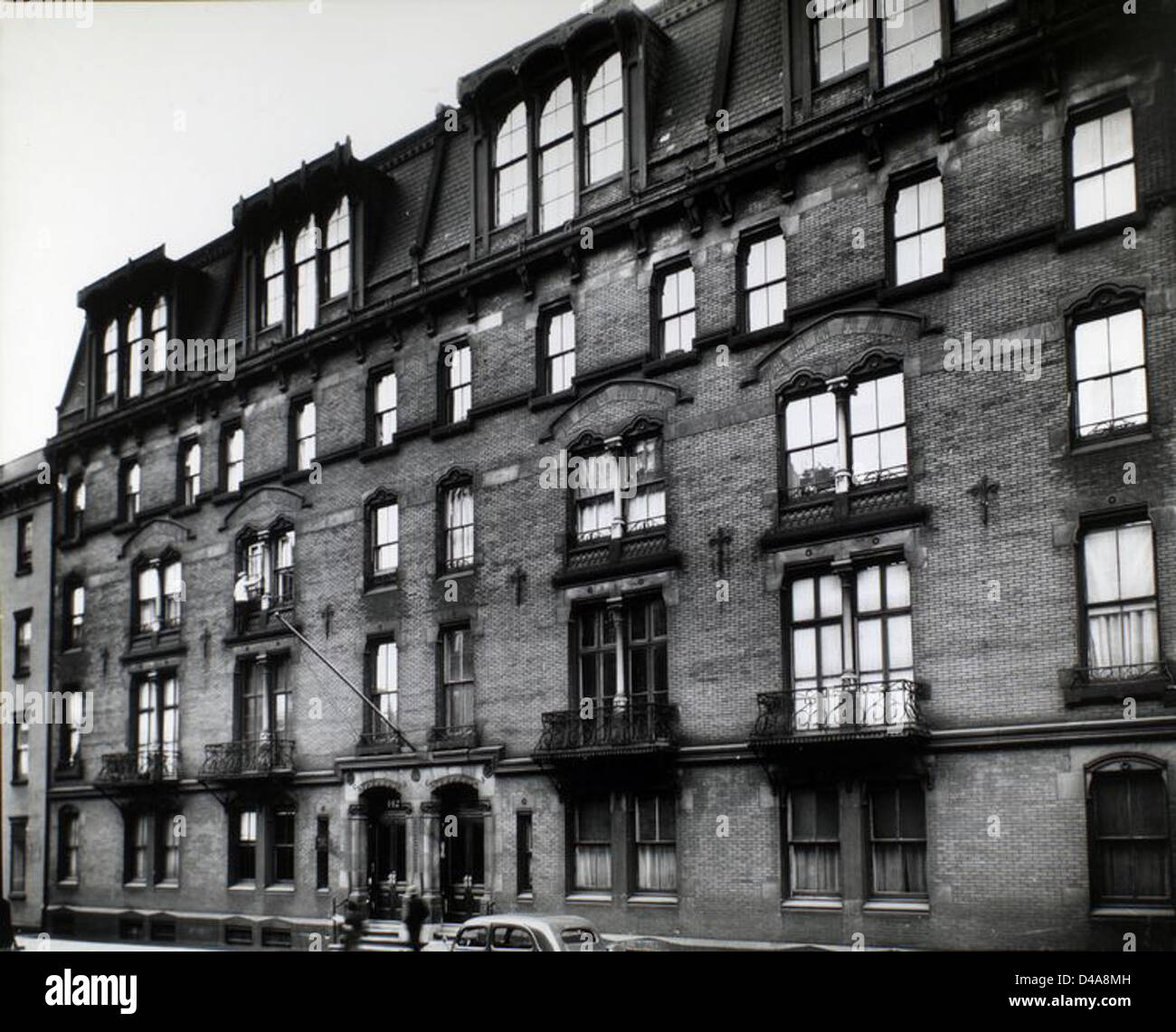 Early 1900s apartment building hi-res stock photography and images - Alamy