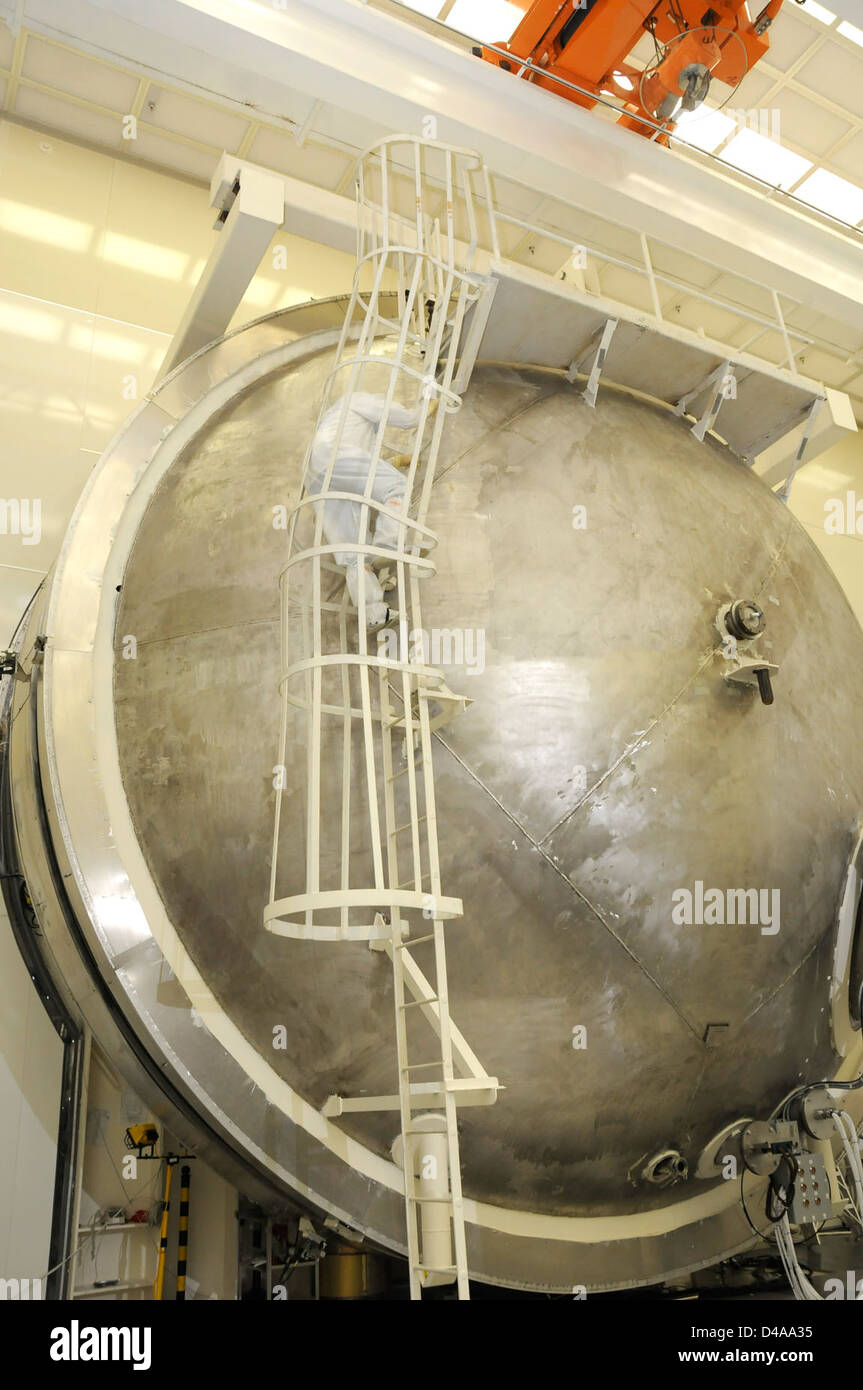 Webb's Mirrors Arriving at MSFC for Cryo Testing Stock Photo - Alamy