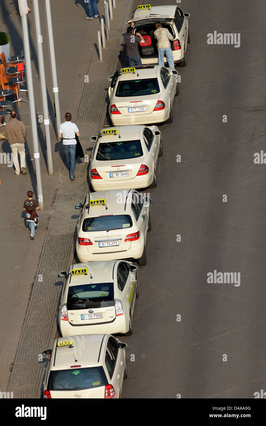 Berlin, Germany, taxis waiting outside the Berlin Hauptbahnhof Stock ...