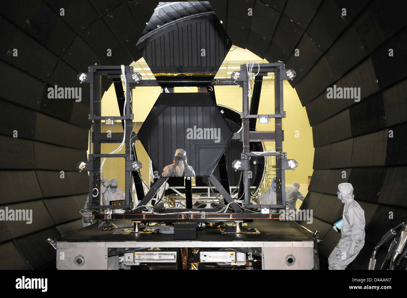 The mirrors for the James Webb Space Telescope (JWST) arrive at NASA's ...