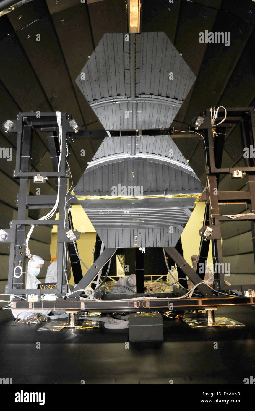 The mirrors of NASA's James Webb Space Telescope arrive at the Marshall ...