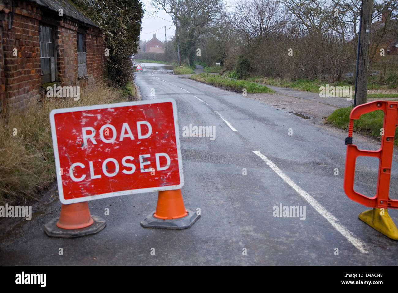 Pavement closed sign hi-res stock photography and images - Alamy