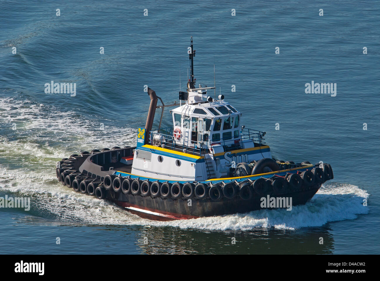 Moving tug boat hi-res stock photography and images - Alamy