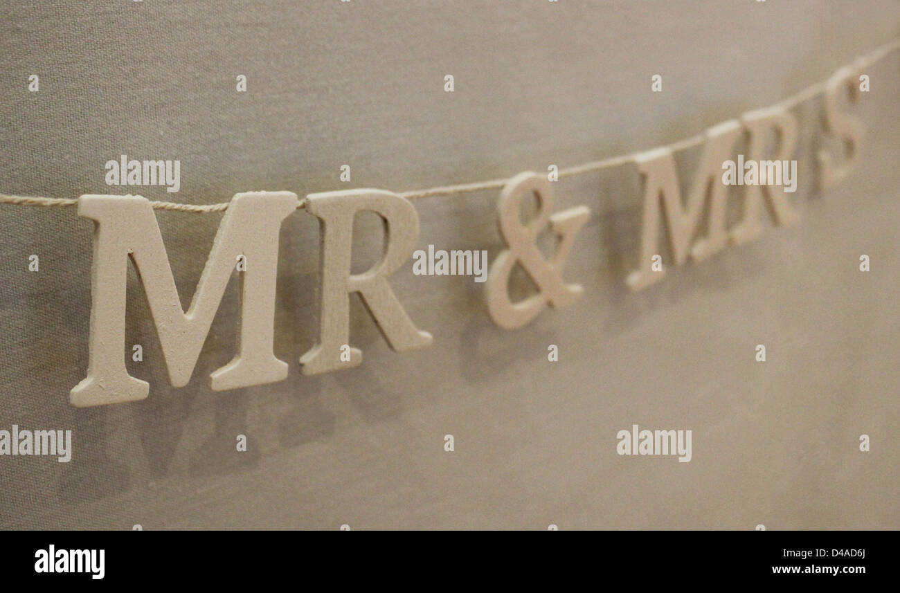 Mr & Mrs lettering banner Stock Photo - Alamy