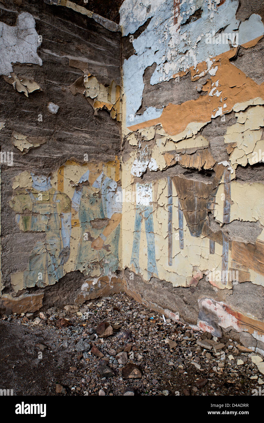 A brick wall fallen into state of disrepair Stock Photo - Alamy