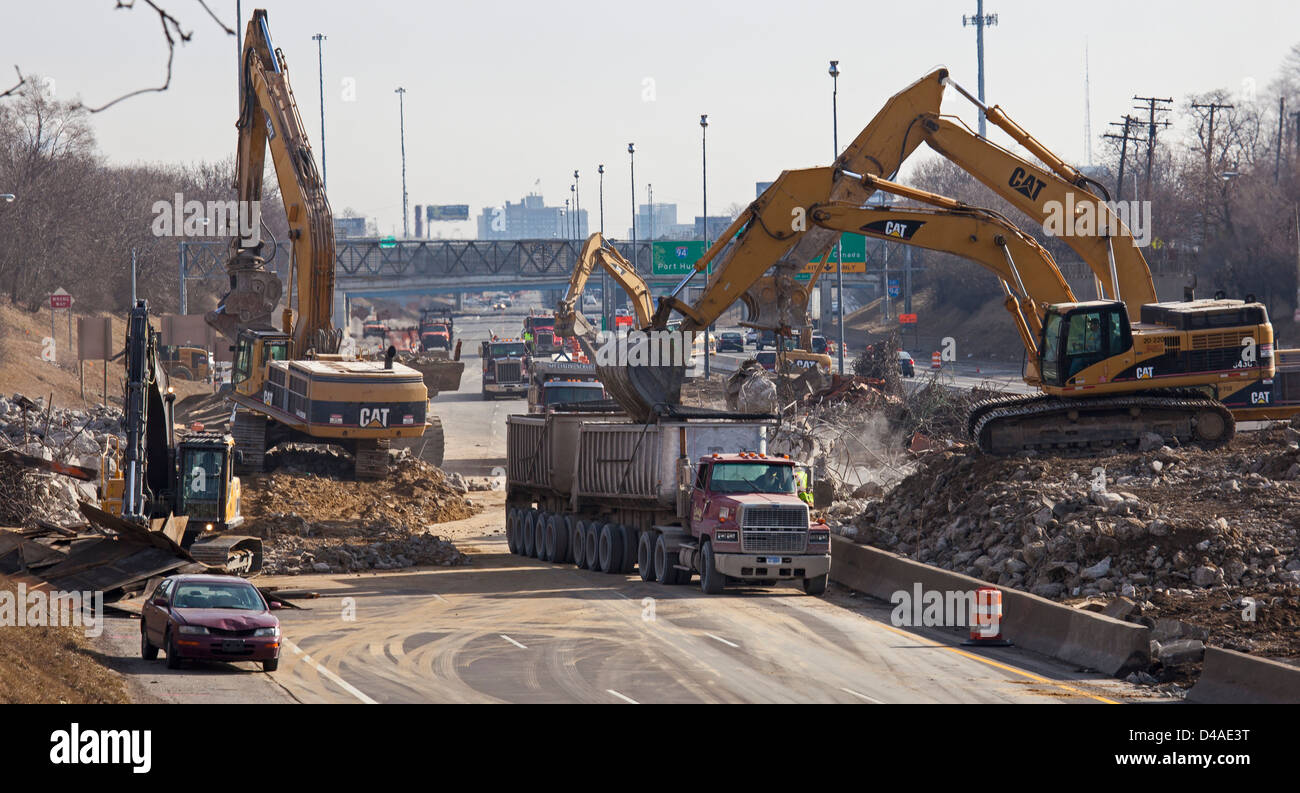 Workers rebuild interstate highway bridge in Detroit Stock Photo - Alamy