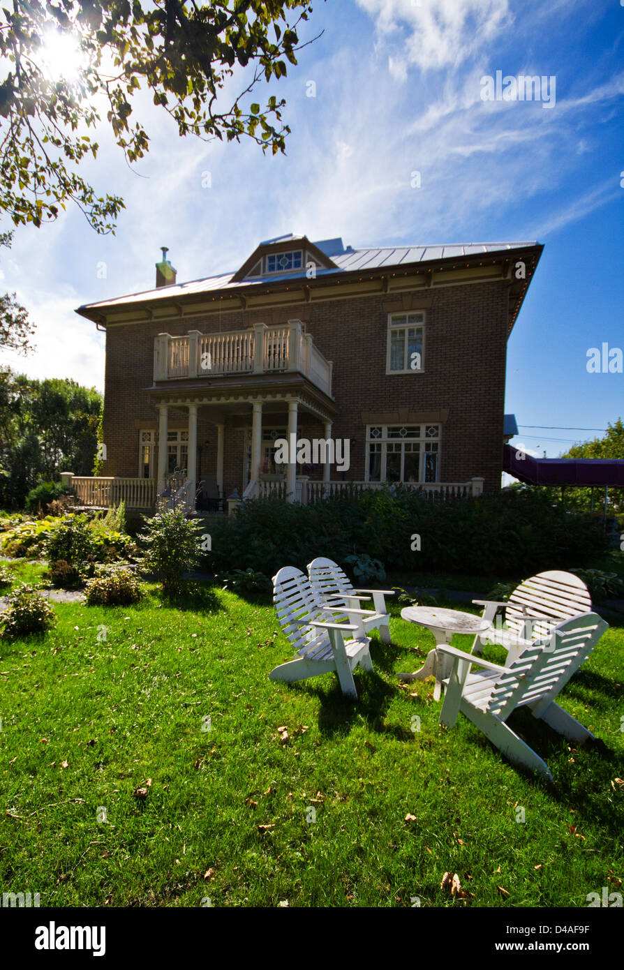 Beautiful family home in suburban hi-res stock photography and images ...