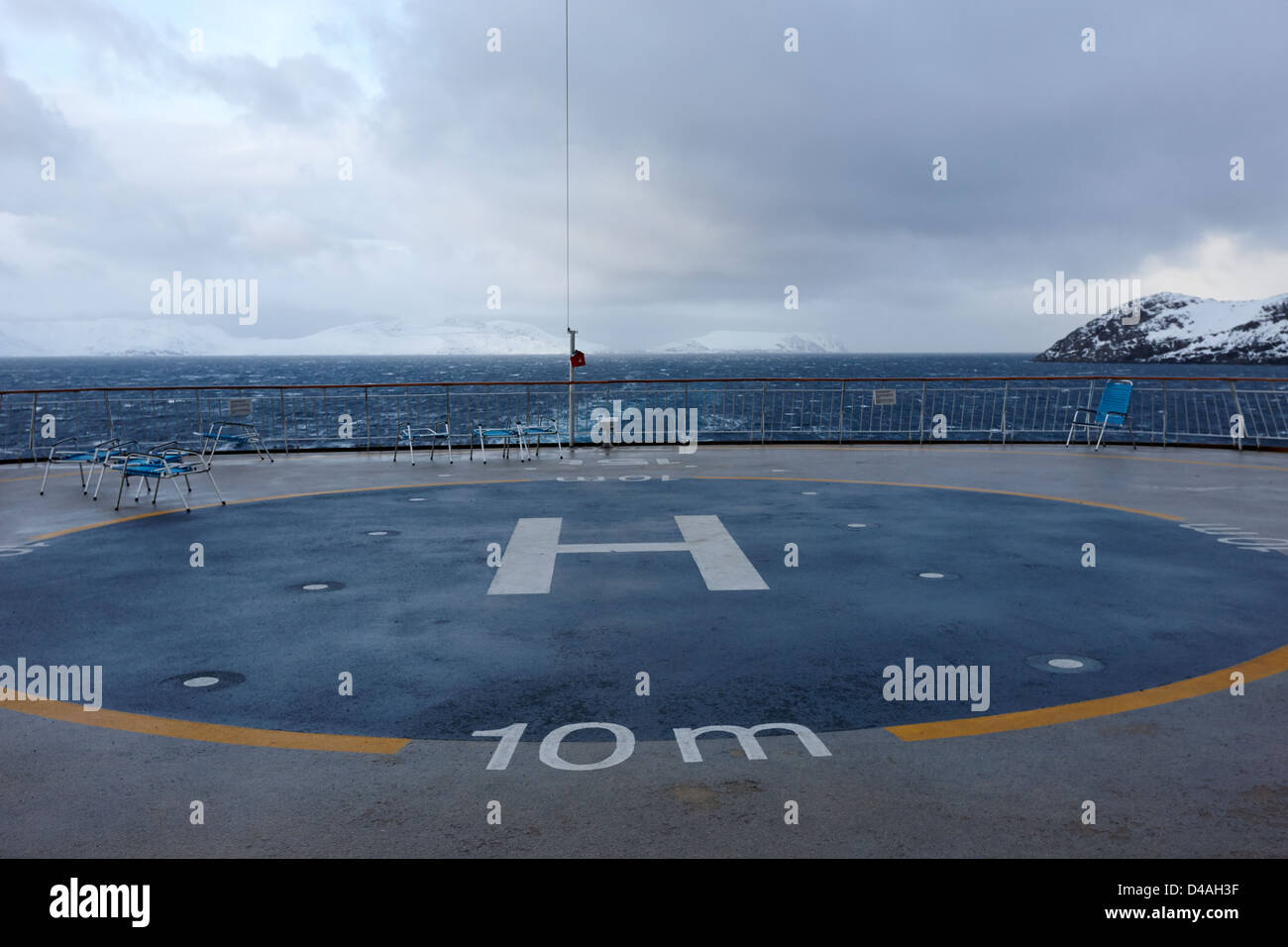Helicopter landing on a ship hi-res stock photography and images - Alamy
