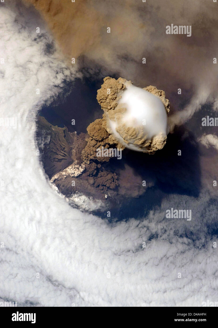 Sarychev volcano hi-res stock photography and images - Alamy