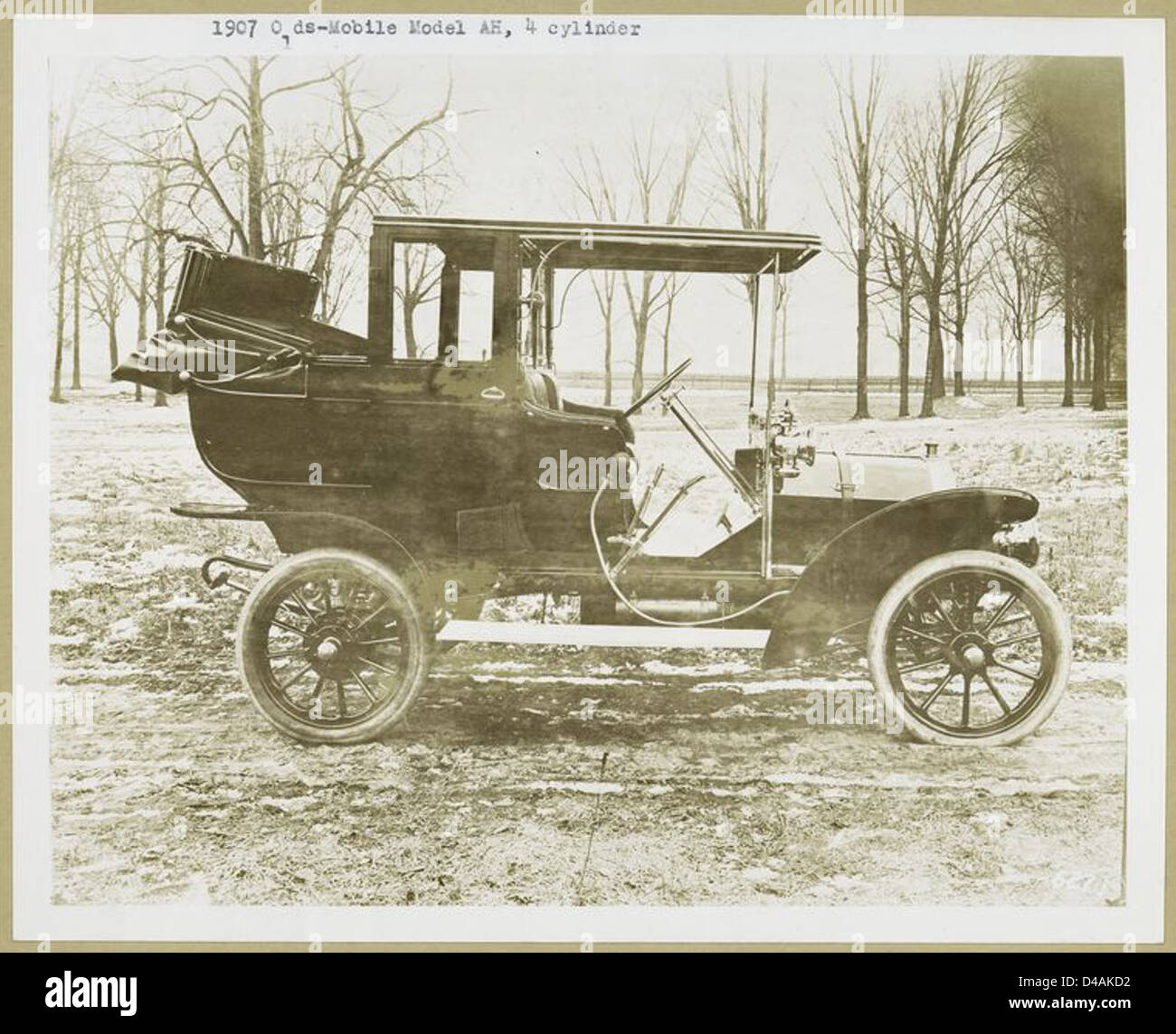 A photograph of the 1907 Oldsmobile Model AH, a 4-cylinder vehicle ...