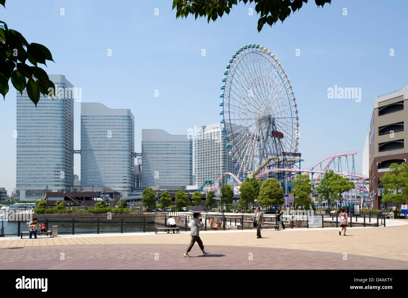 Clock Ferris wheel at Cosmo World amusement park in the MM21 (Minato ...