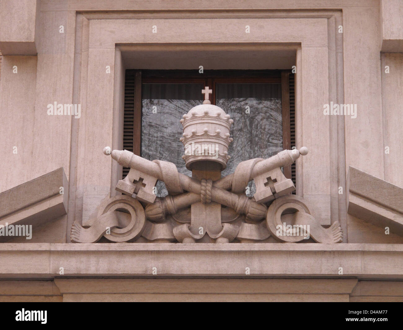 Crossed keys of vatican city hi-res stock photography and images - Alamy