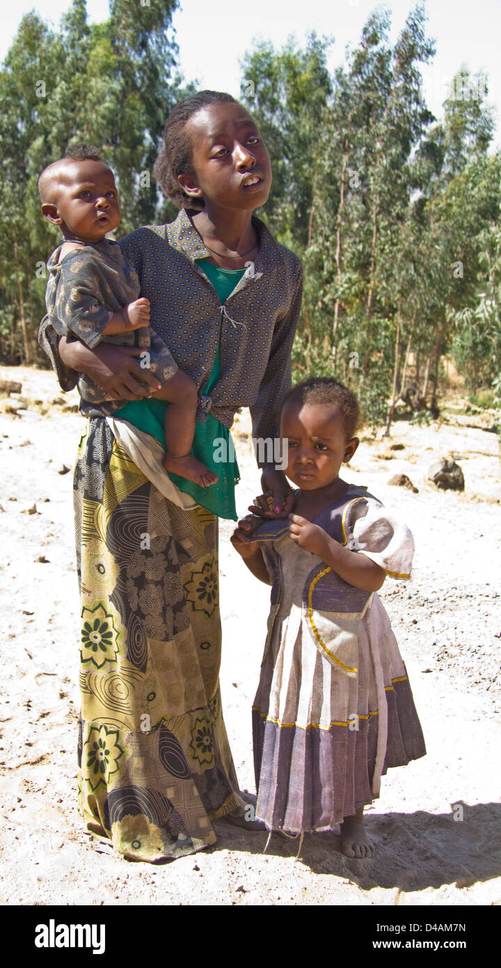 African girls siblings ethiopia africa hi-res stock photography and ...
