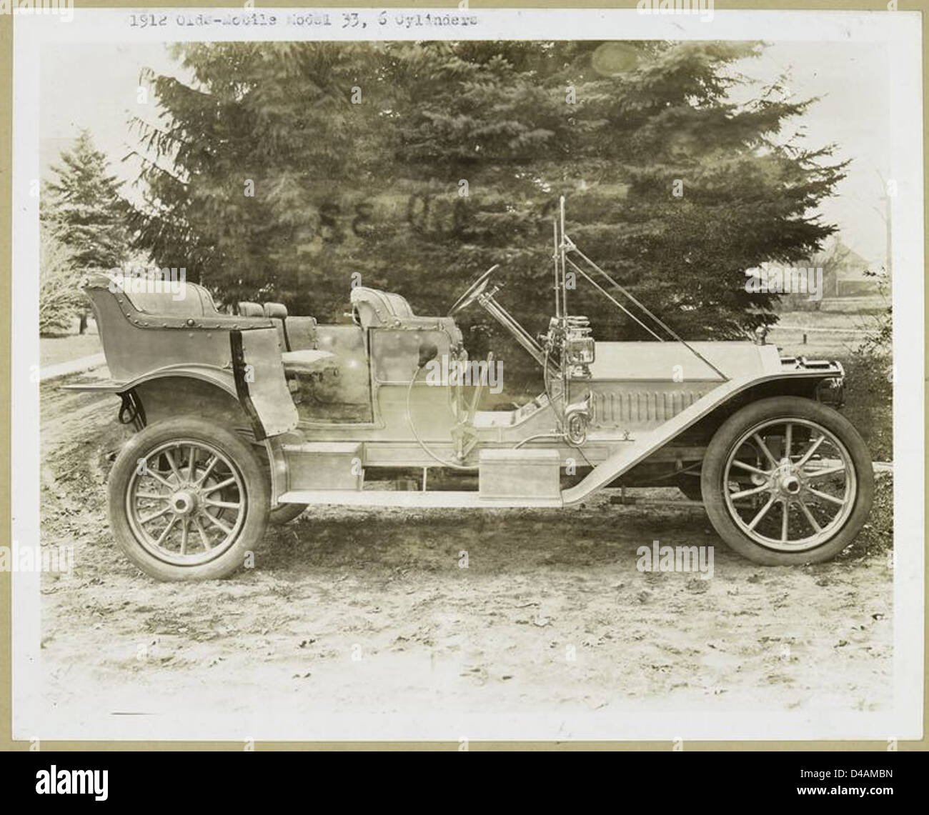 A 1912 image of the Oldsmobile Model 33 featuring a six-cylinder engine ...
